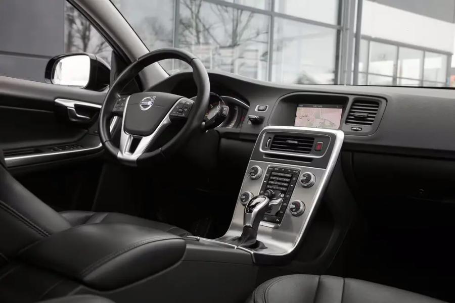 Melns Volvo V60 2018 Jelgava, ar dzinēja tilpumu 2.00 L un nobraukumu 264 tūkst. km par 12500 €, foto 14 vietnē AUTOMOTO.COM.LV