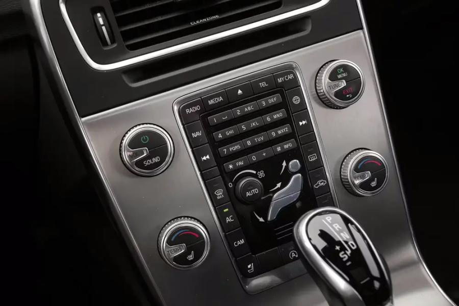 Melns Volvo V60 2018 Jelgava, ar dzinēja tilpumu 2.00 L un nobraukumu 264 tūkst. km par 12500 €, foto 16 vietnē AUTOMOTO.COM.LV