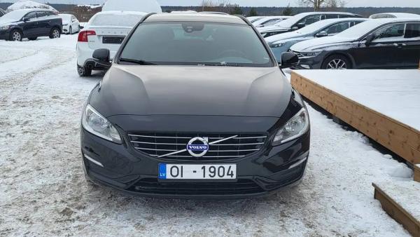 Black Volvo V60 2018 in Riga, with an engine capacity of 2.00 L and mileage of 201 thousand km for 10900 €, photo 4 on AUTOMOTO.COM.LV