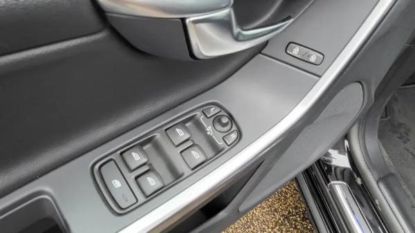 Black Volvo V60 2018 in Riga, with an engine capacity of 2.00 L and mileage of 201 thousand km for 10900 €, photo 7 on AUTOMOTO.COM.LV