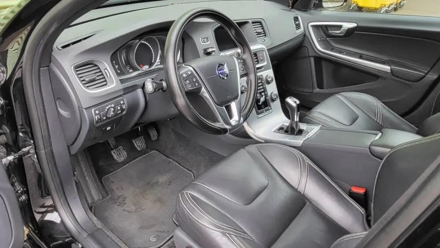 Melns Volvo V60 2018 Rīga, ar dzinēja tilpumu 2.00 L un nobraukumu 201 tūkst. km par 10900 €, foto 9 vietnē AUTOMOTO.COM.LV