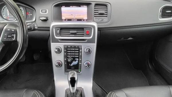 Black Volvo V60 2018 in Riga, with an engine capacity of 2.00 L and mileage of 201 thousand km for 10900 €, photo 10 on AUTOMOTO.COM.LV