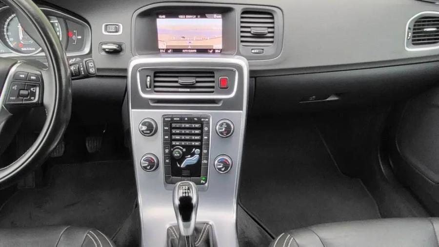 Melns Volvo V60 2018 Rīga, ar dzinēja tilpumu 2.00 L un nobraukumu 201 tūkst. km par 10900 €, foto 11 vietnē AUTOMOTO.COM.LV