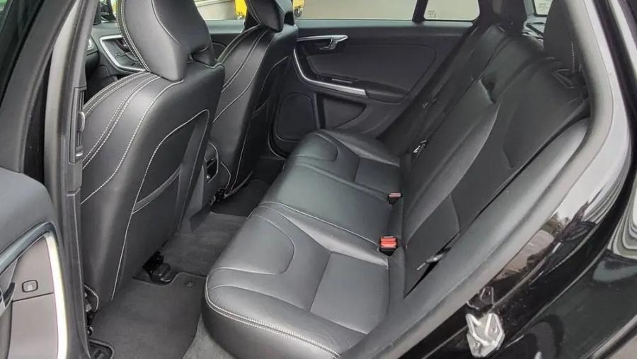 Melns Volvo V60 2018 Rīga, ar dzinēja tilpumu 2.00 L un nobraukumu 201 tūkst. km par 10900 €, foto 14 vietnē AUTOMOTO.COM.LV