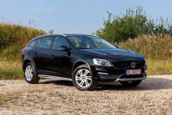 Melns Volvo V60 2018 Rīga, ar dzinēja tilpumu 2.00 L un nobraukumu 217 tūkst. km par 13495 €, foto  vietnē AUTOMOTO.COM.LV