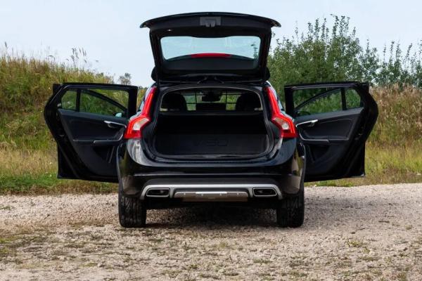 Black Volvo V60 2018 in Riga, with an engine capacity of 2.00 L and mileage of 217 thousand km for 13495 €, photo 6 on AUTOMOTO.COM.LV