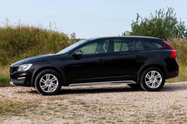 Black Volvo V60 2018 in Riga, with an engine capacity of 2.00 L and mileage of 217 thousand km for 13495 €, photo 10 on AUTOMOTO.COM.LV