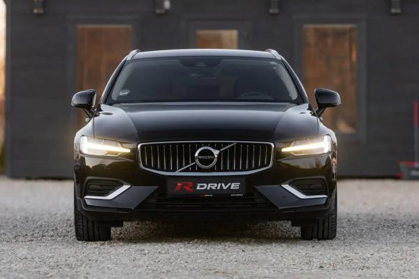 Melns Volvo V60 2018 Jelgava, ar dzinēja tilpumu 2.00 L un nobraukumu 167 tūkst. km par 17000 €, foto 2 vietnē AUTOMOTO.COM.LV