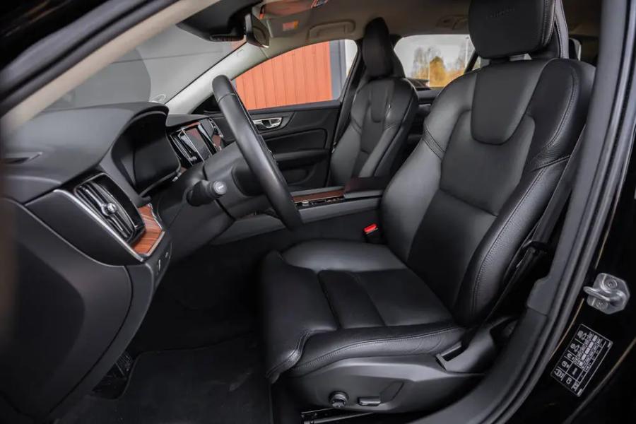 Melns Volvo V60 2018 Jelgava, ar dzinēja tilpumu 2.00 L un nobraukumu 167 tūkst. km par 17000 €, foto 9 vietnē AUTOMOTO.COM.LV