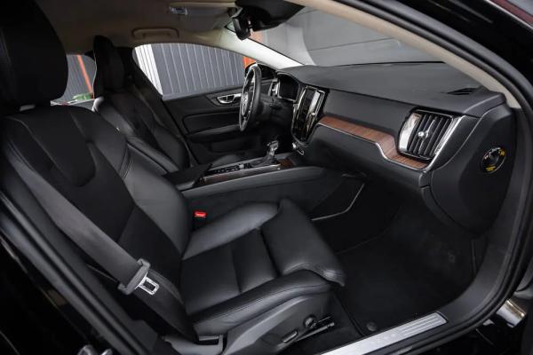 Melns Volvo V60 2018 Jelgava, ar dzinēja tilpumu 2.00 L un nobraukumu 167 tūkst. km par 17000 €, foto 9 vietnē AUTOMOTO.COM.LV