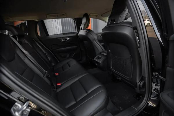 Melns Volvo V60 2018 Jelgava, ar dzinēja tilpumu 2.00 L un nobraukumu 167 tūkst. km par 17000 €, foto 10 vietnē AUTOMOTO.COM.LV
