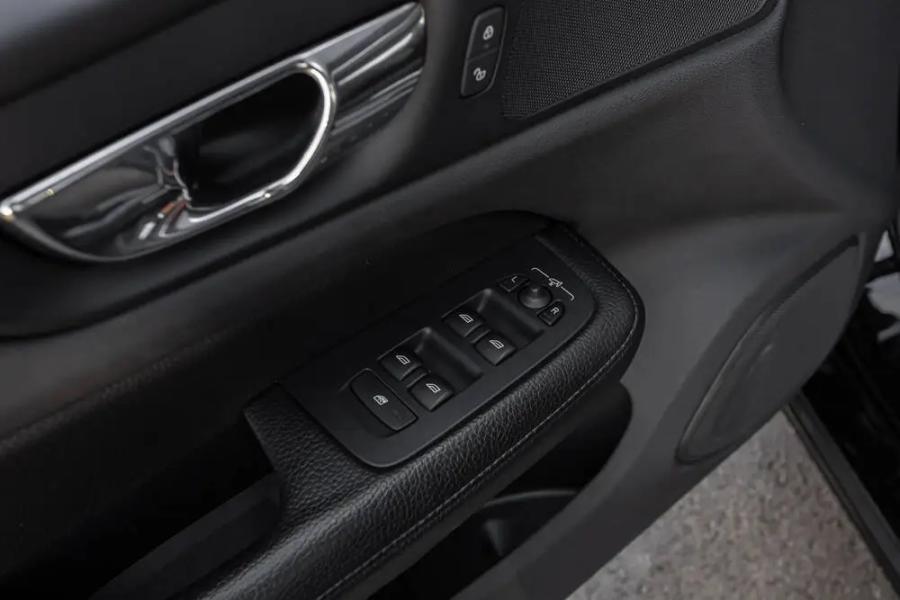 Melns Volvo V60 2018 Jelgava, ar dzinēja tilpumu 2.00 L un nobraukumu 167 tūkst. km par 17000 €, foto 13 vietnē AUTOMOTO.COM.LV