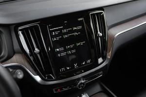 Melns Volvo V60 2018 Jelgava, ar dzinēja tilpumu 2.00 L un nobraukumu 167 tūkst. km par 17000 €, foto 16 vietnē AUTOMOTO.COM.LV