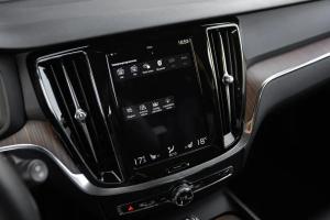 Melns Volvo V60 2018 Jelgava, ar dzinēja tilpumu 2.00 L un nobraukumu 167 tūkst. km par 17000 €, foto 17 vietnē AUTOMOTO.COM.LV