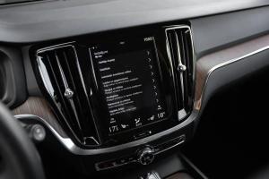 Melns Volvo V60 2018 Jelgava, ar dzinēja tilpumu 2.00 L un nobraukumu 167 tūkst. km par 17000 €, foto 18 vietnē AUTOMOTO.COM.LV