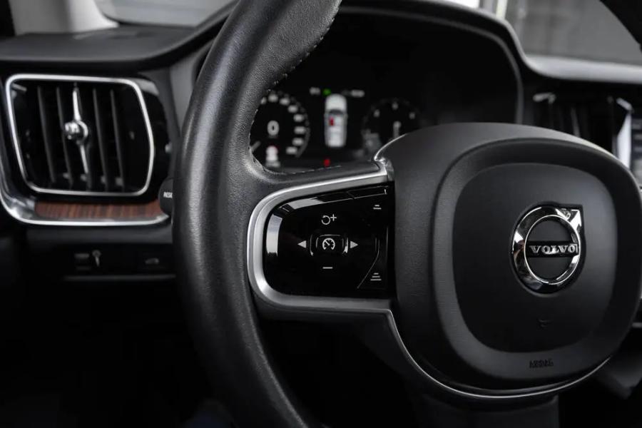 Melns Volvo V60 2018 Jelgava, ar dzinēja tilpumu 2.00 L un nobraukumu 167 tūkst. km par 17000 €, foto 19 vietnē AUTOMOTO.COM.LV