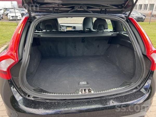 Melns Volvo V60 2018 Limbaži, ar dzinēja tilpumu 2.00 L un nobraukumu 169 tūkst. km par 9750 €, foto 7 vietnē AUTOMOTO.COM.LV