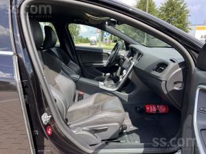 Melns Volvo V60 2018 Limbaži, ar dzinēja tilpumu 2.00 L un nobraukumu 169 tūkst. km par 9750 €, foto 11 vietnē AUTOMOTO.COM.LV