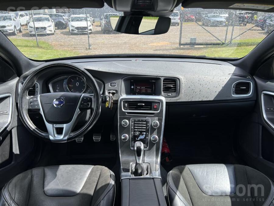 Melns Volvo V60 2018 Limbaži, ar dzinēja tilpumu 2.00 L un nobraukumu 169 tūkst. km par 9750 €, foto 13 vietnē AUTOMOTO.COM.LV