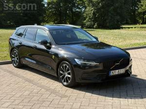 Black Volvo V60 2018 in Riga, with an engine capacity of 2.00 L and mileage of 290 thousand km for 11990 €, photo 5 on AUTOMOTO.COM.LV