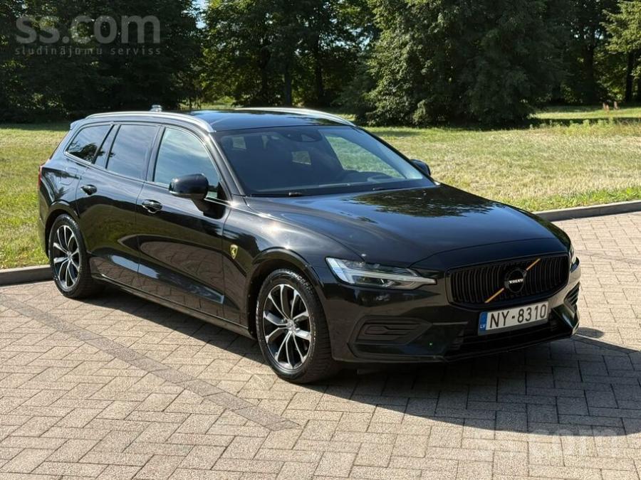 Black Volvo V60 2018 in Riga, with an engine capacity of 2.00 L and mileage of 290 thousand km for 11990 €, photo 5 on AUTOMOTO.COM.LV