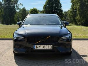 Black Volvo V60 2018 in Riga, with an engine capacity of 2.00 L and mileage of 290 thousand km for 11990 €, photo 9 on AUTOMOTO.COM.LV