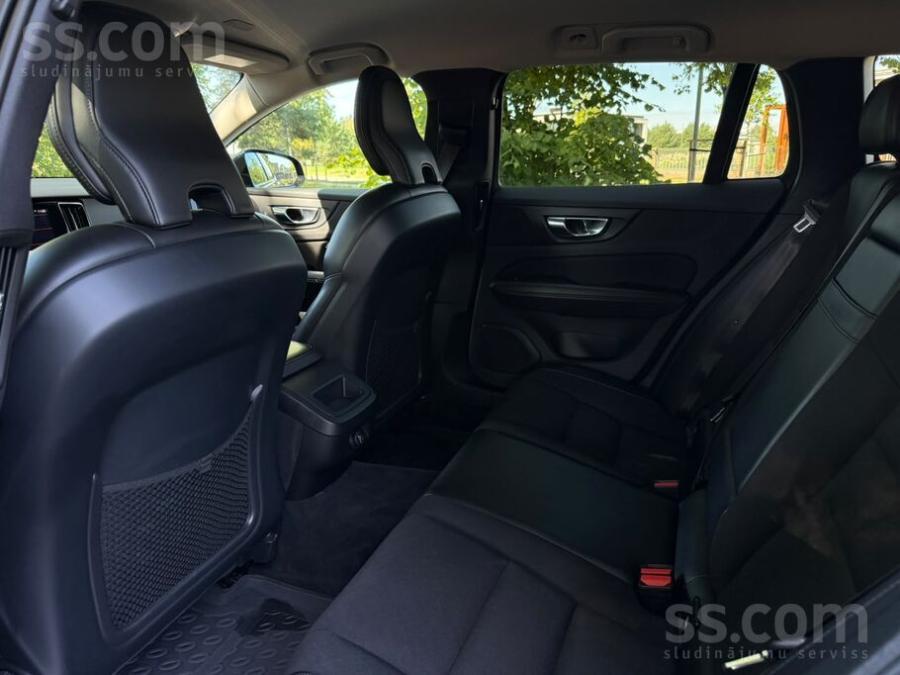 Black Volvo V60 2018 in Riga, with an engine capacity of 2.00 L and mileage of 290 thousand km for 11990 €, photo 13 on AUTOMOTO.COM.LV