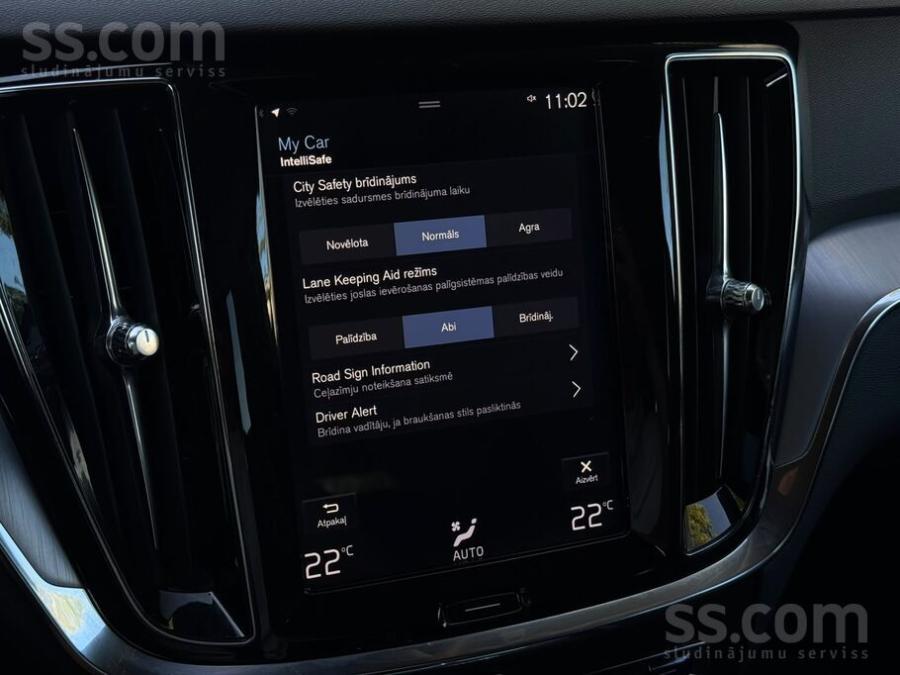 Black Volvo V60 2018 in Riga, with an engine capacity of 2.00 L and mileage of 290 thousand km for 11990 €, photo 18 on AUTOMOTO.COM.LV
