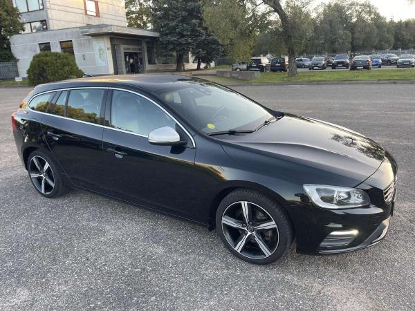Volvo V60 2018 in Kaunas on AUTOMOTO.COM.LV Black Volvo V60 2018 in Kaunas, with an engine capacity of 1.97 L and mileage of 288 thousand km for 7950 β¬, photo 8 on AUTOMOTO.COM.LV