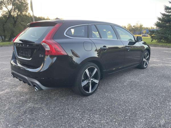 Volvo V60 2018 in Kaunas on AUTOMOTO.COM.LV Black Volvo V60 2018 in Kaunas, with an engine capacity of 1.97 L and mileage of 288 thousand km for 7950 β¬, photo 9 on AUTOMOTO.COM.LV
