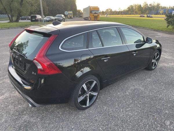 Volvo V60 2018 in Kaunas on AUTOMOTO.COM.LV Black Volvo V60 2018 in Kaunas, with an engine capacity of 1.97 L and mileage of 288 thousand km for 7950 β¬, photo 11 on AUTOMOTO.COM.LV