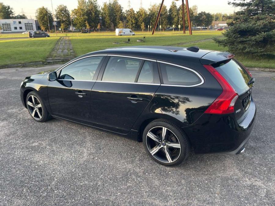 Melns Volvo V60 2018 Kauņa, ar dzinēja tilpumu 1.97 L un nobraukumu 288 tūkst. km par 7950 €, foto 15 vietnē AUTOMOTO.COM.LV
