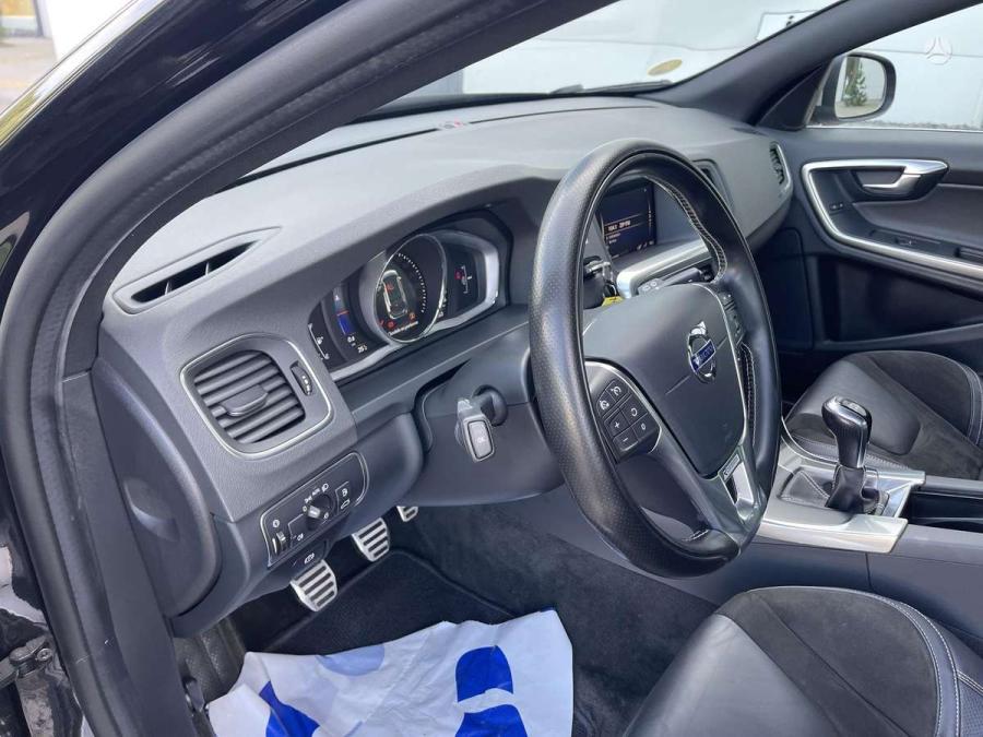 Melns Volvo V60 2018 Kauņa, ar dzinēja tilpumu 1.97 L un nobraukumu 288 tūkst. km par 7950 €, foto 18 vietnē AUTOMOTO.COM.LV