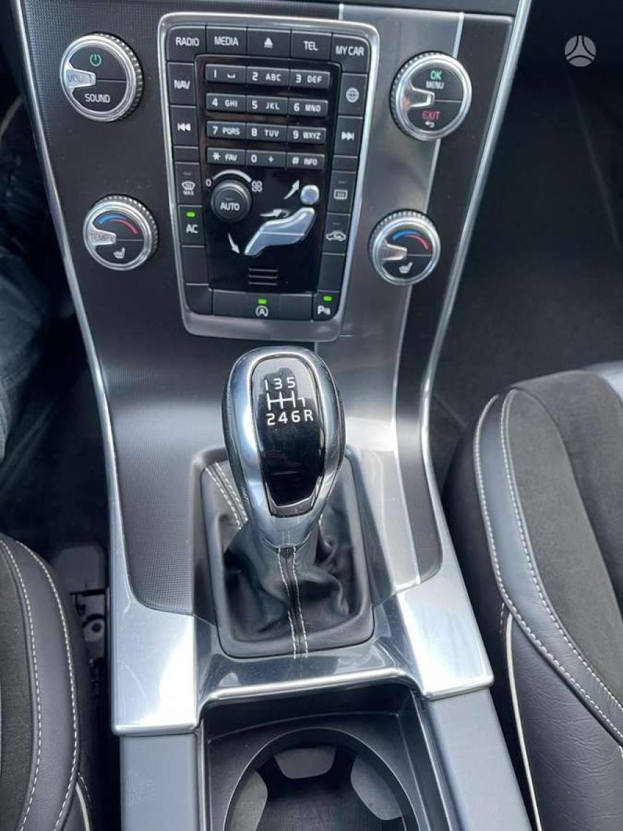 Melns Volvo V60 2018 Kauņa, ar dzinēja tilpumu 1.97 L un nobraukumu 288 tūkst. km par 7950 €, foto 22 vietnē AUTOMOTO.COM.LV