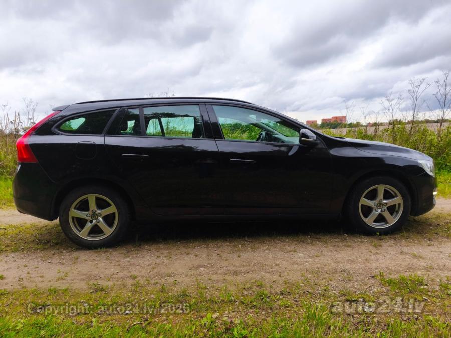 Melns Volvo V60 2018 Narva, ar dzinēja tilpumu 2.00 L un nobraukumu 158 tūkst. km par 11500 €, foto 5 vietnē AUTOMOTO.COM.LV