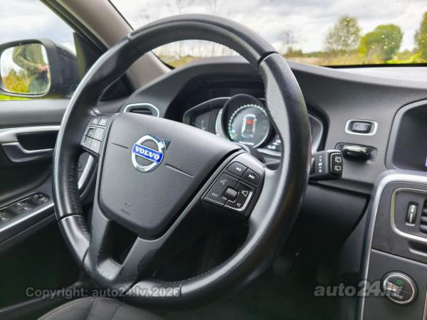 Melns Volvo V60 2018 Narva, ar dzinēja tilpumu 2.00 L un nobraukumu 158 tūkst. km par 11500 €, foto 7 vietnē AUTOMOTO.COM.LV