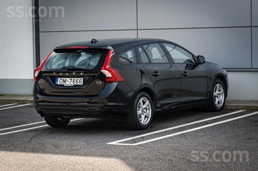 Black Volvo V60 2018 in Riga, with an engine capacity of 2.00 L and mileage of 230 thousand km for 9490 €, photo 5 on AUTOMOTO.COM.LV