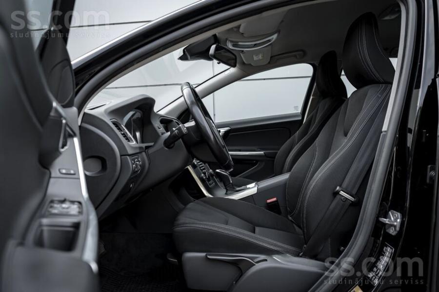 Black Volvo V60 2018 in Riga, with an engine capacity of 2.00 L and mileage of 230 thousand km for 9490 €, photo 9 on AUTOMOTO.COM.LV