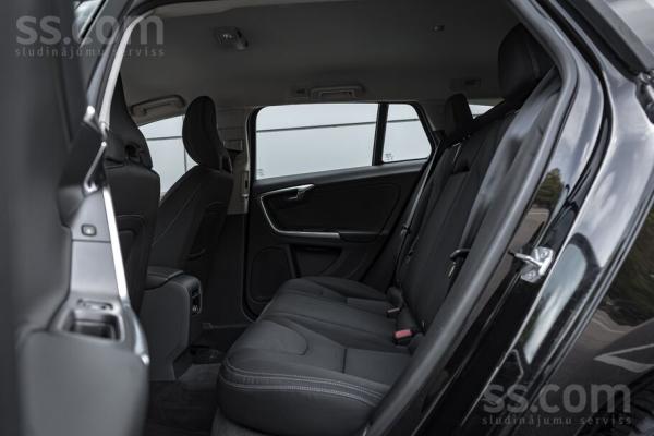 Volvo V60 2018 Rīga vietnē Melns Volvo V60 2018 Rīga, ar dzinēja tilpumu 2.00 L un nobraukumu 230 tūkst. km par 9490 €, foto 11 vietnē AUTOMOTO.COM.LV