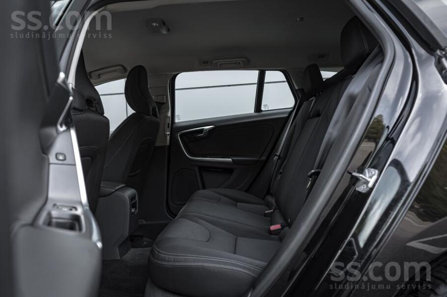 Black Volvo V60 2018 in Riga, with an engine capacity of 2.00 L and mileage of 230 thousand km for 9490 €, photo 11 on AUTOMOTO.COM.LV