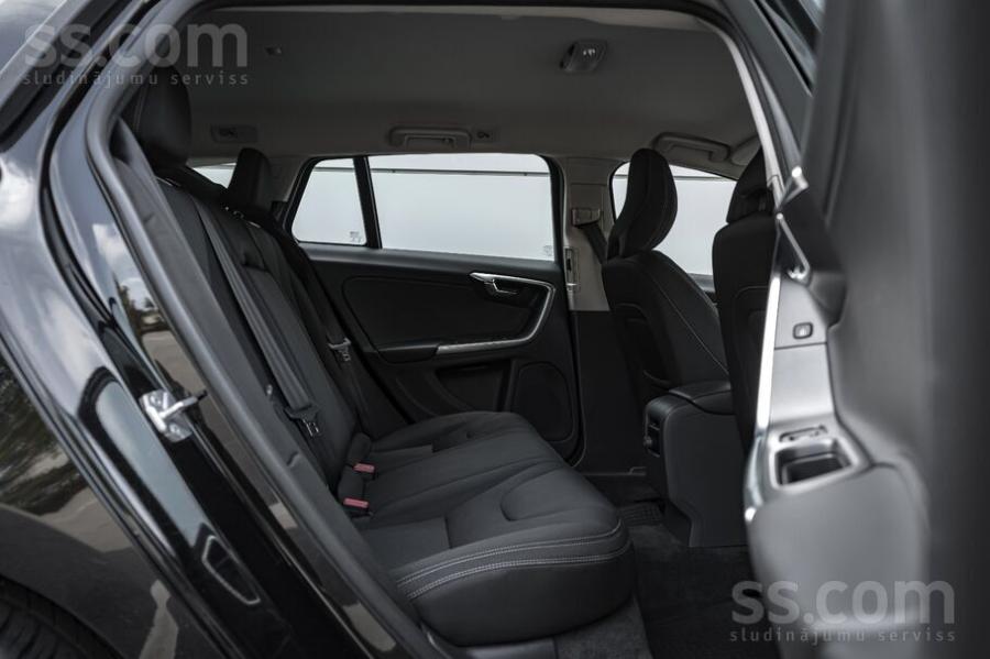 Black Volvo V60 2018 in Riga, with an engine capacity of 2.00 L and mileage of 230 thousand km for 9490 €, photo 12 on AUTOMOTO.COM.LV