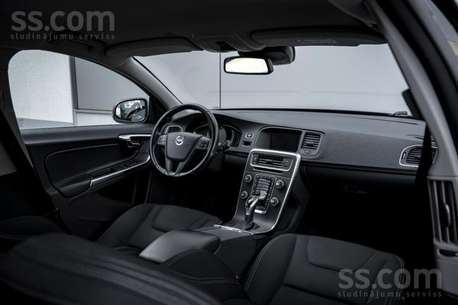 Black Volvo V60 2018 in Riga, with an engine capacity of 2.00 L and mileage of 230 thousand km for 9490 €, photo 13 on AUTOMOTO.COM.LV