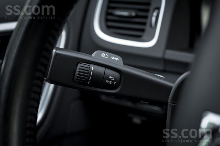 Black Volvo V60 2018 in Riga, with an engine capacity of 2.00 L and mileage of 230 thousand km for 9490 €, photo 15 on AUTOMOTO.COM.LV