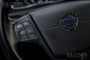 Black Volvo V60 2018 in Riga, with an engine capacity of 2.00 L and mileage of 230 thousand km for 9490 €, photo 16 on AUTOMOTO.COM.LV