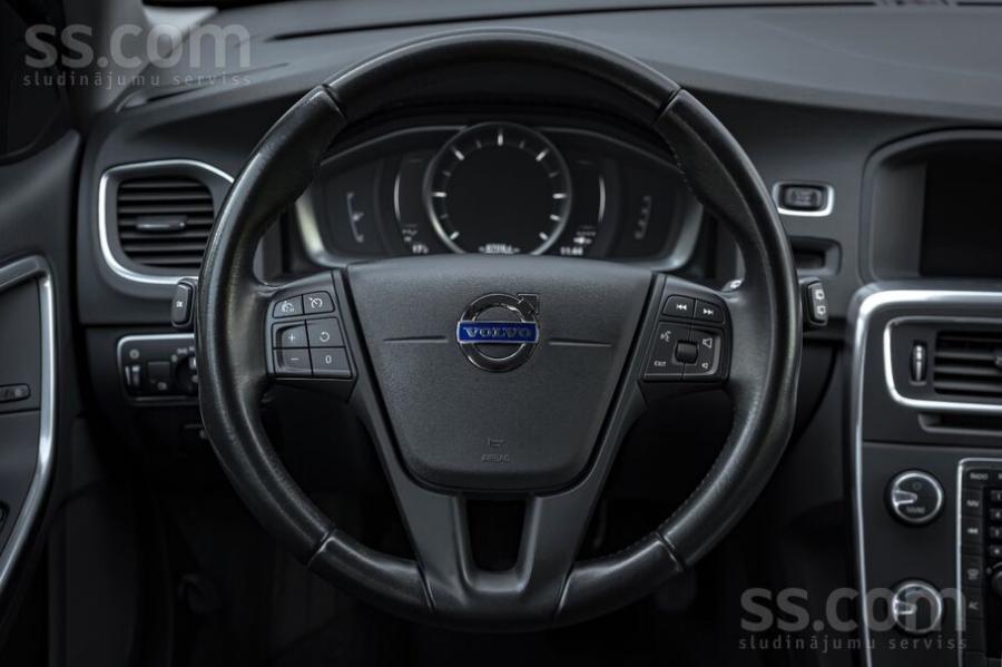 Black Volvo V60 2018 in Riga, with an engine capacity of 2.00 L and mileage of 230 thousand km for 9490 €, photo 17 on AUTOMOTO.COM.LV