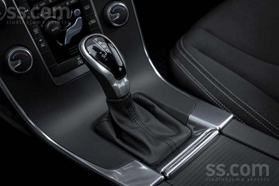 Black Volvo V60 2018 in Riga, with an engine capacity of 2.00 L and mileage of 230 thousand km for 9490 €, photo 20 on AUTOMOTO.COM.LV