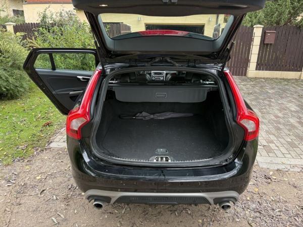 Melns Volvo V60 2018 Jelgava, ar dzinēja tilpumu 2.00 L un nobraukumu 188 tūkst. km par 11500 €, foto 1 vietnē AUTOMOTO.COM.LV
