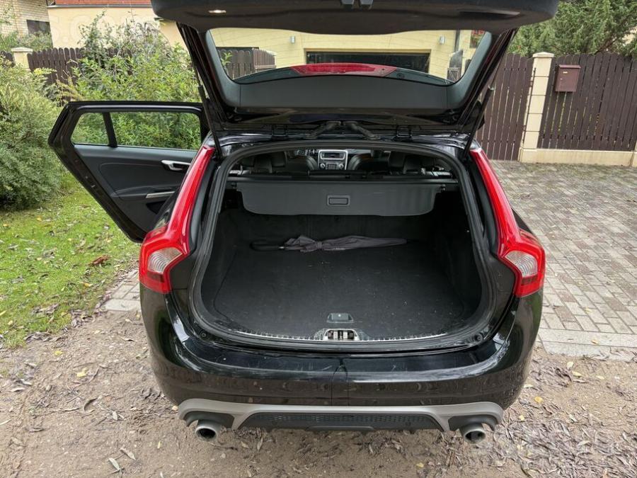 Black Volvo V60 2018 in Jelgava, with an engine capacity of 2.00 L and mileage of 188 thousand km for 11500 €, photo 1 on AUTOMOTO.COM.LV
