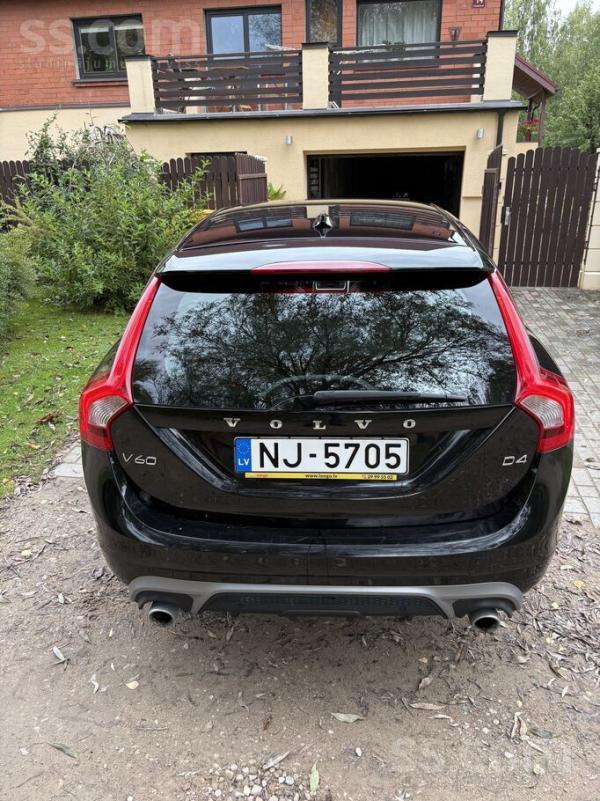 Melns Volvo V60 2018 Jelgava, ar dzinēja tilpumu 2.00 L un nobraukumu 188 tūkst. km par 11500 €, foto 3 vietnē AUTOMOTO.COM.LV