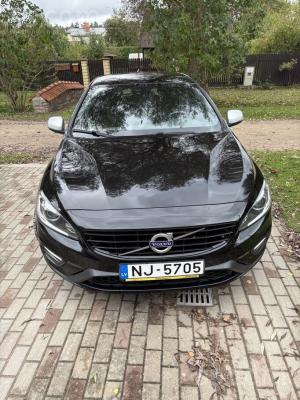 Black Volvo V60 2018 in Jelgava, with an engine capacity of 2.00 L and mileage of 188 thousand km for 11500 €, photo 4 on AUTOMOTO.COM.LV